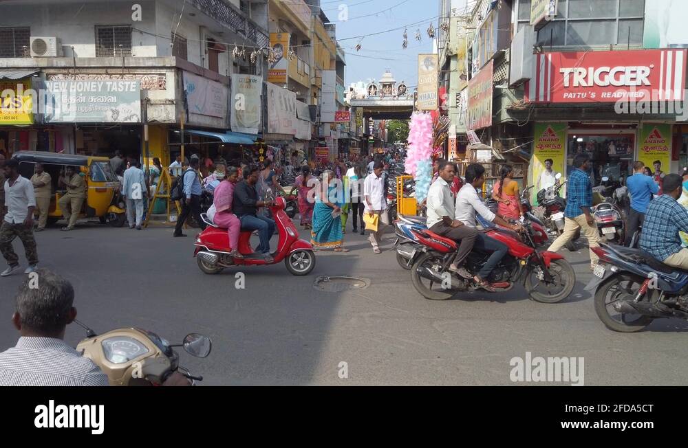 A typical street scene in Pondicherry (Puducherry), Tamil Nadu, India ...