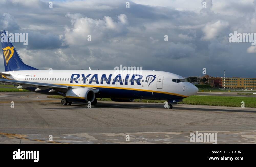 Ryanair aeroplane tail Stock Videos & Footage - HD and 4K Video Clips ...