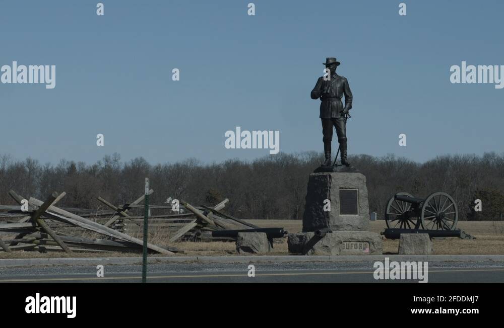 Monument of a Civil War general stands at the Gettysburg Battlefield ...