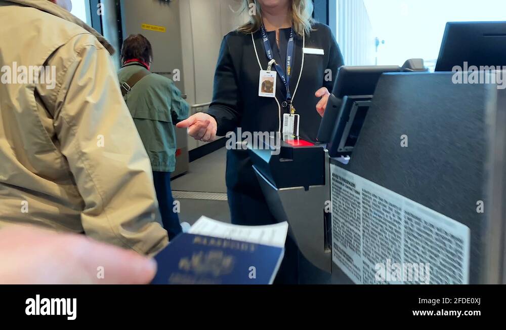 Handing a check Stock Videos & Footage - HD and 4K Video Clips - Alamy