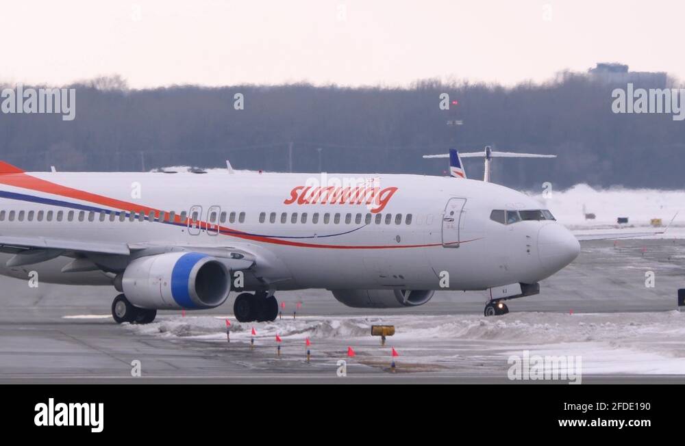 Sunwing boeing 737 Stock Videos & Footage - HD and 4K Video Clips - Alamy