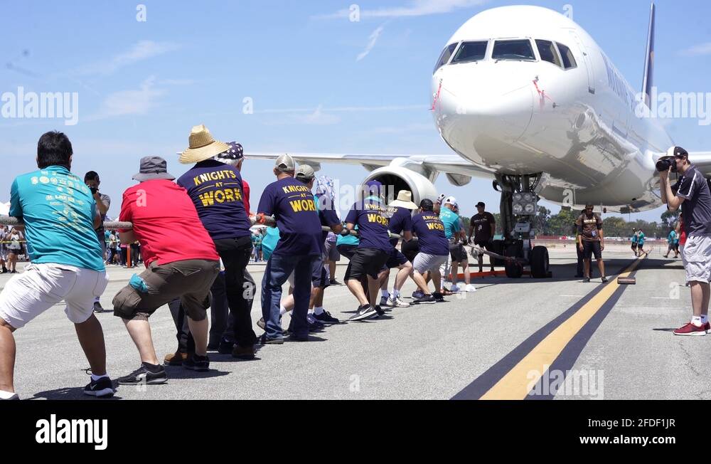 Plane pull Stock Videos & Footage - HD and 4K Video Clips - Alamy