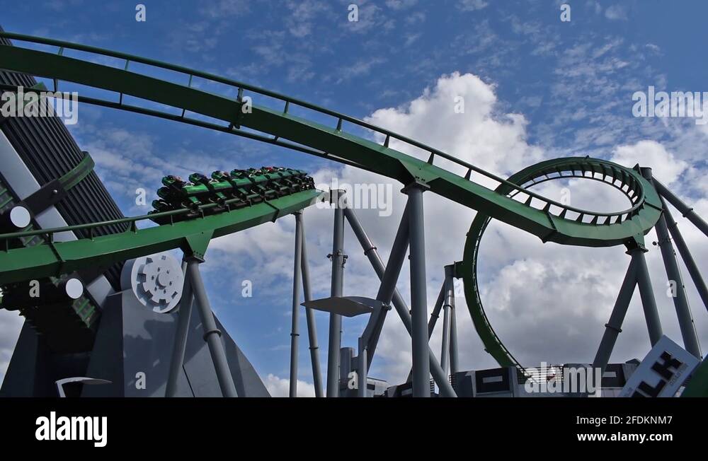 People having fun amazing The Incredible Hulk roller coaster Stock ...