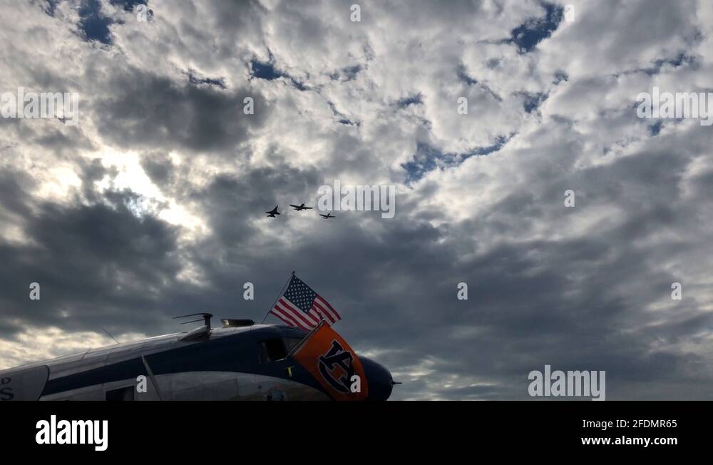 Airshow flyover of fighter jets Stock Video Footage - Alamy