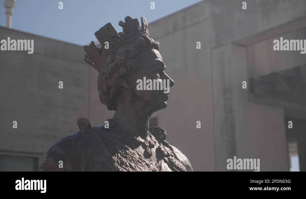 Statue of Queen Elizabeth at Parliament House, Canberra, Australia ...