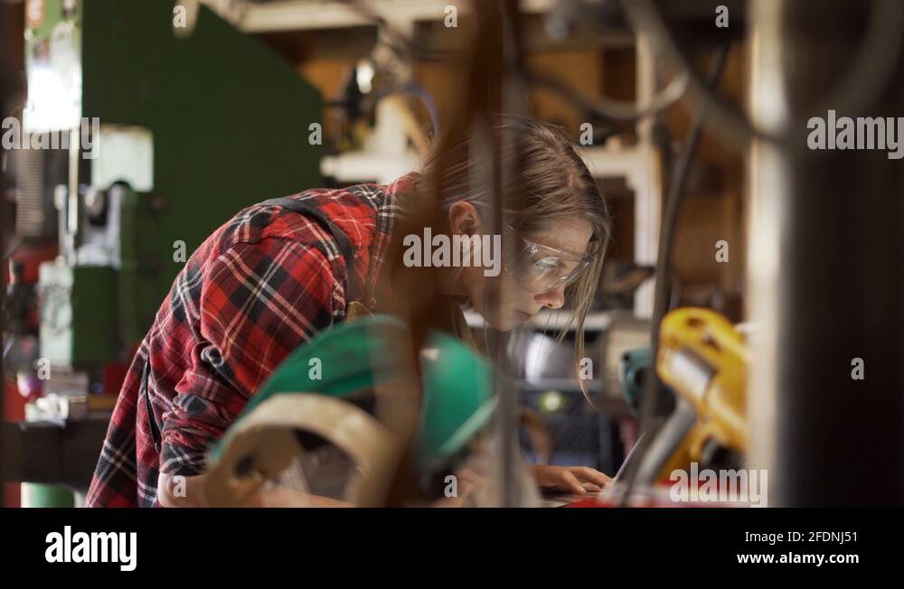 Woman hunched over Stock Videos & Footage - HD and 4K Video Clips - Alamy