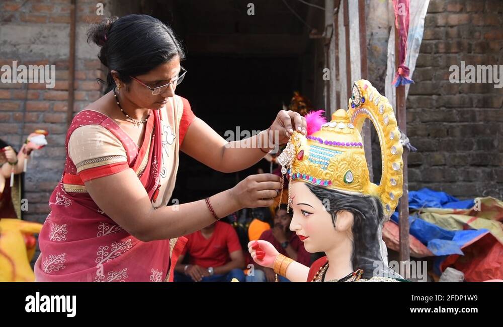 The artist making sculptures of the Hindu goddess Durga Stock Video ...