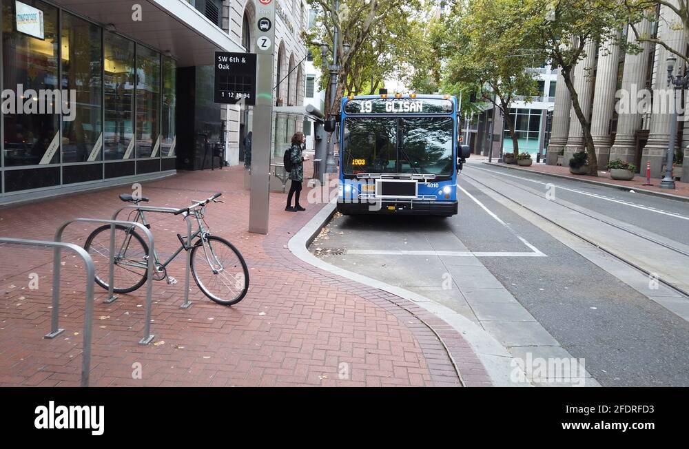 Portland bus Stock Videos & Footage - HD and 4K Video Clips - Alamy