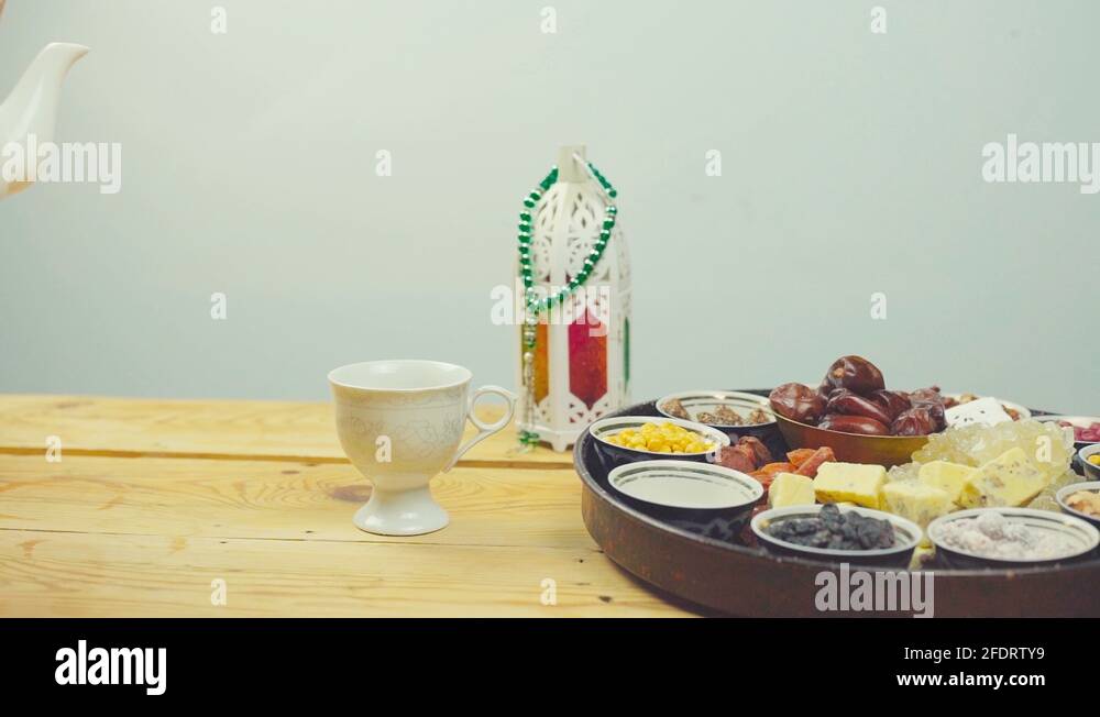 Poring tea Stock Videos & Footage - HD and 4K Video Clips - Alamy