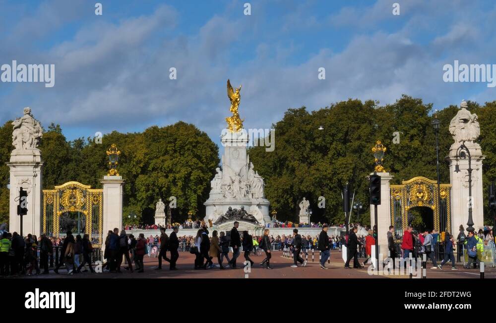 People crossing a busy street beneath the iconic Victoria Memorial: a ...