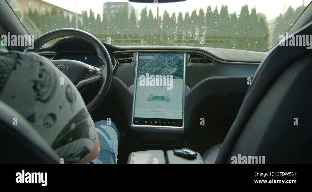 Autopilot car Stock Videos & Footage - HD and 4K Video Clips - Alamy