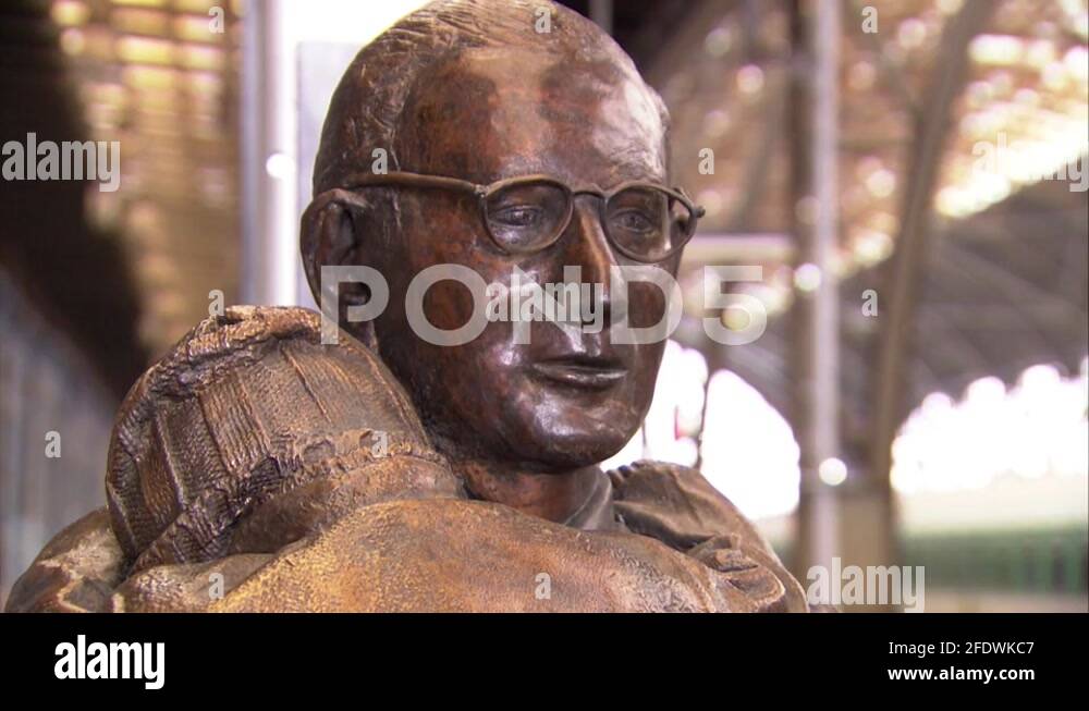 Statue of Sir Nicholas Winton, Platform, Praha hlavni nadrazi railway ...