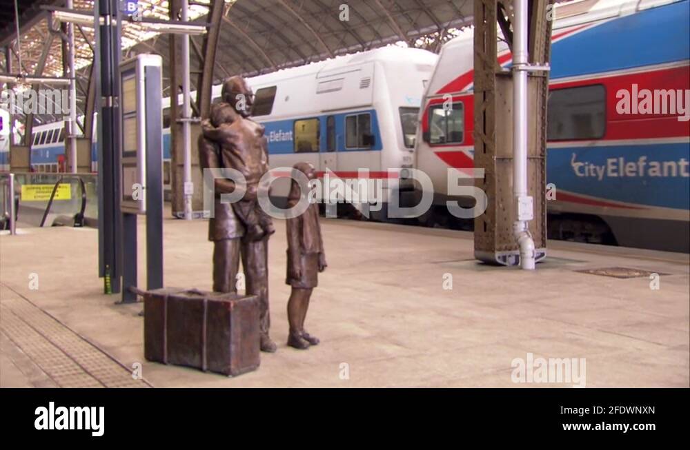 Statue of Sir Nicholas Winton, Platform, Praha hlavni nadrazi railway ...