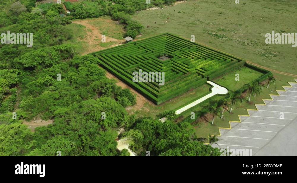 La maze Stock Videos & Footage - HD and 4K Video Clips - Alamy