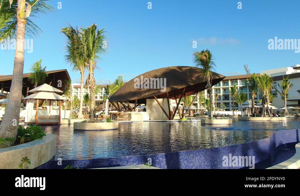 Deluxe amenities Stock Videos & Footage - HD and 4K Video Clips - Alamy