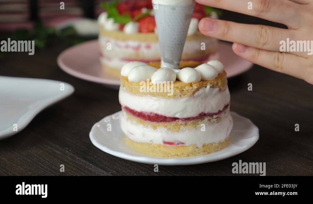Cream piping Stock Videos & Footage - HD and 4K Video Clips - Alamy