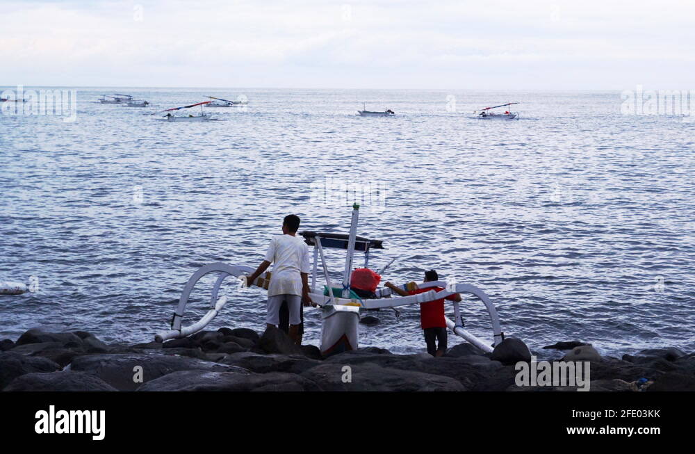 Pushing boat Stock Videos & Footage - HD and 4K Video Clips - Alamy