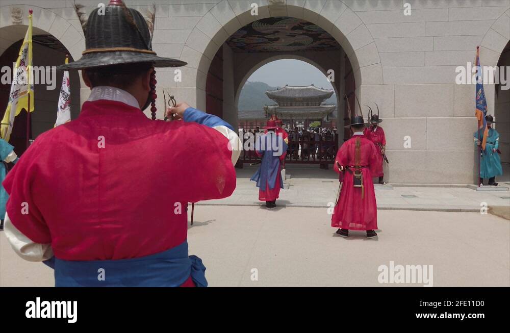 Korean guards ringing a bell at Gyeongbokgung Palace Stock Video ...