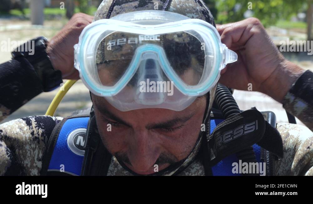 Close-up of a male scuba diver putting on his mask before a dive Stock ...