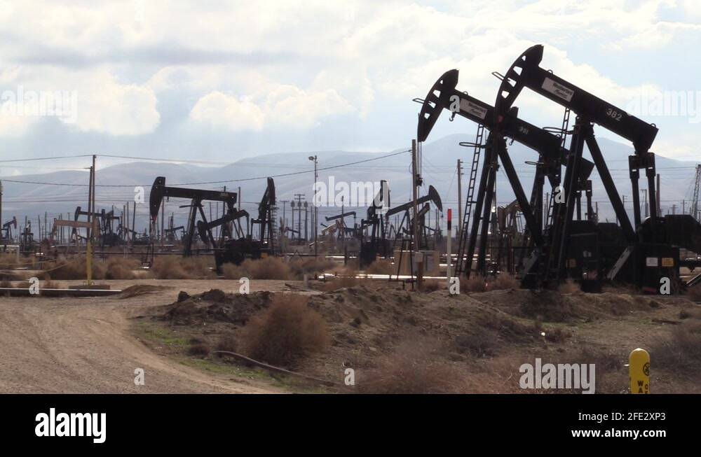Petroleum oil wells Stock Videos & Footage - HD and 4K Video Clips - Alamy