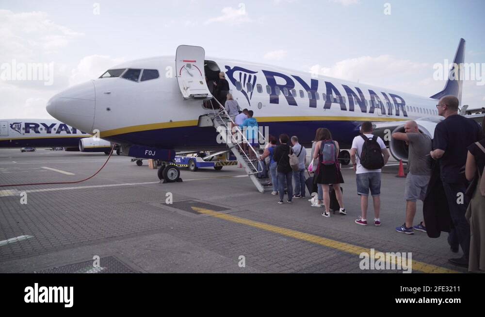 People boarding ryanair plane Stock Videos & Footage - HD and 4K Video ...