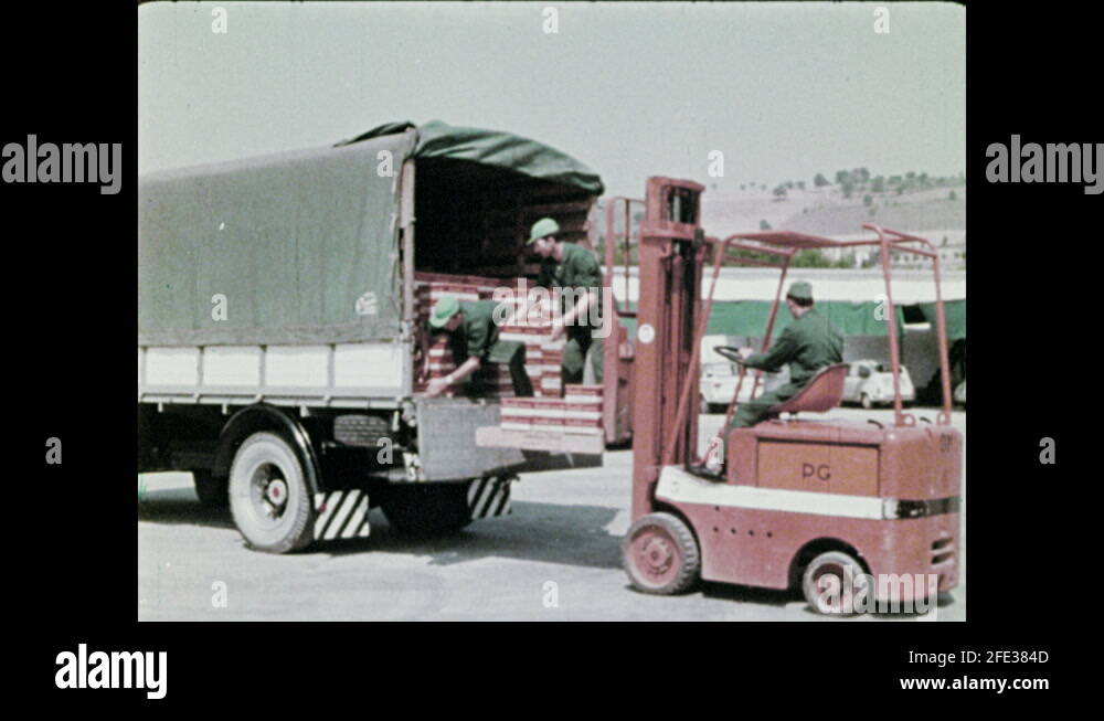 Crane load boxes Stock Videos & Footage - HD and 4K Video Clips - Alamy