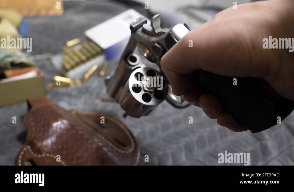 60p/Slomotion: Slowly loading bullets 1 at a time into .357 Revolver ...