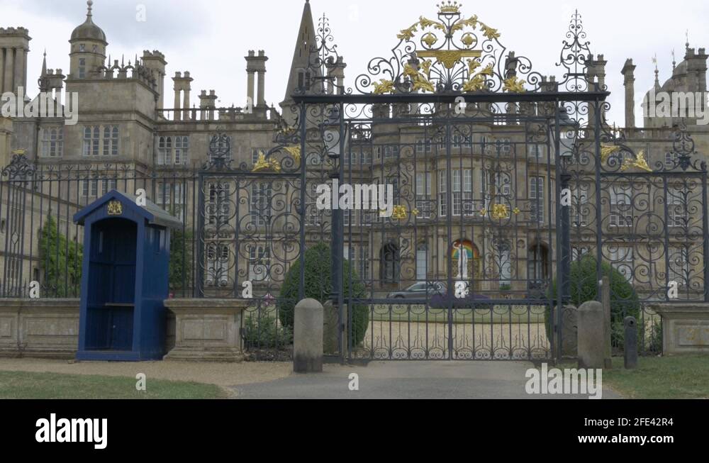 Officer sentry box in front of gates of 1555 Burghley House. Tudor ...