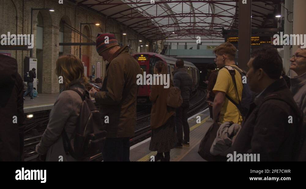Commuters on train platform uk Stock Videos & Footage - HD and 4K Video ...