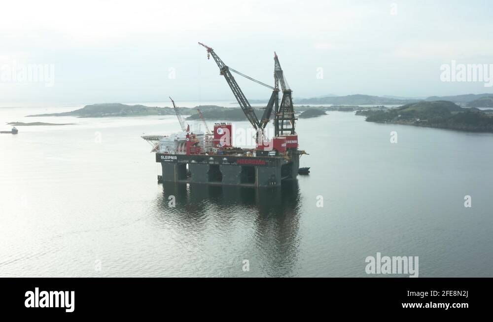 Heerema SSCV Sleipnir Platform, Semi Submersible Crane Vessel in Calm ...