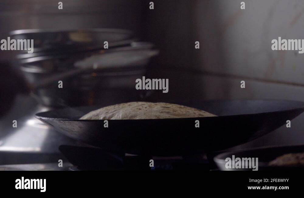 puffed chapati roti of wheat flipping perfectly soft and fluffy Stock ...