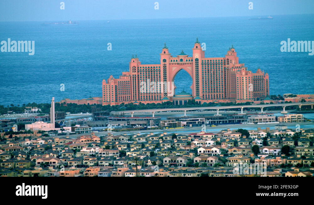A splendid view of Atlantis The Palm, the monorail & villas on the ...