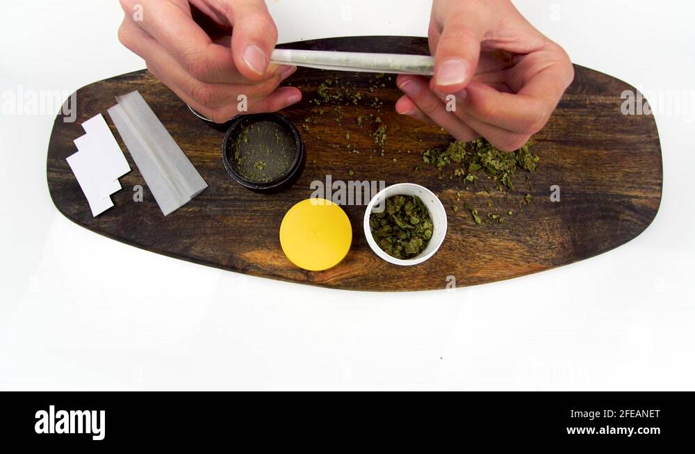 Rolling a joint Stock Videos & Footage - HD and 4K Video Clips - Alamy