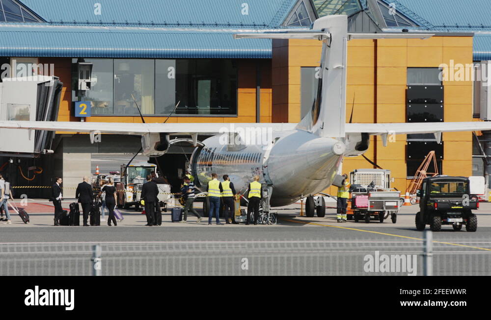Atr 72 parked Stock Videos & Footage - HD and 4K Video Clips - Alamy