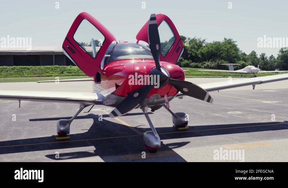 Low wing prop plane Stock Videos & Footage - HD and 4K Video Clips - Alamy