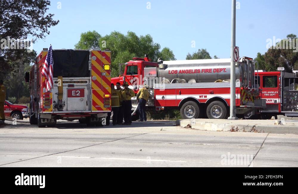 lafd engine responding to emergency Stock Video Footage - Alamy