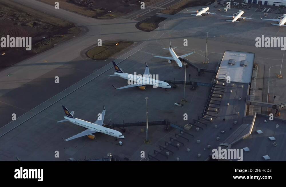 Airplanes at gates Stock Videos & Footage - HD and 4K Video Clips - Alamy