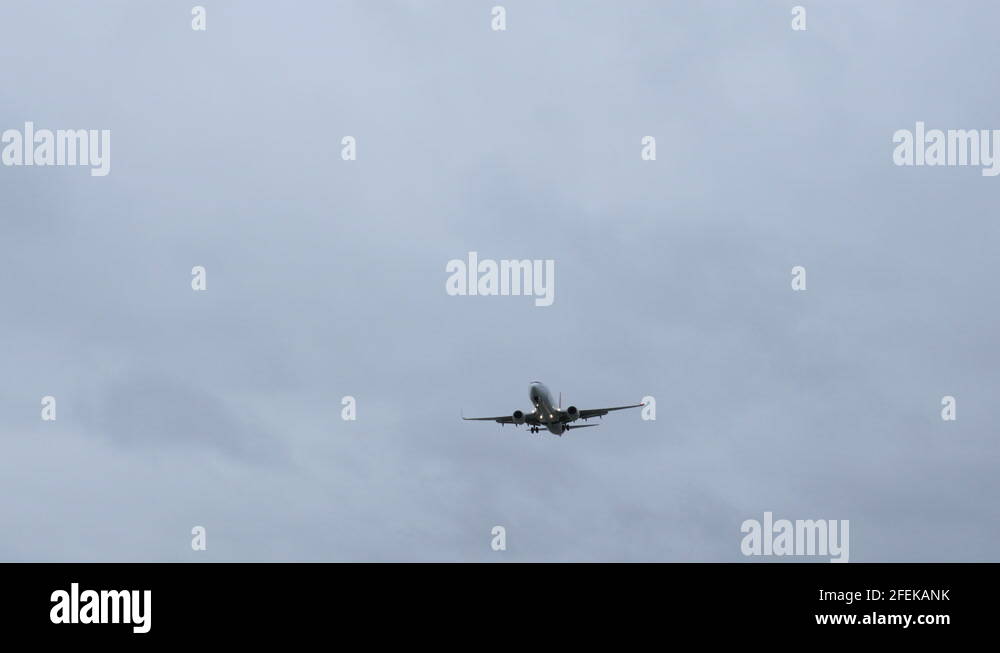 Jumbo Jet Plane coming into land in gray/stormy weather shot in 4k high ...