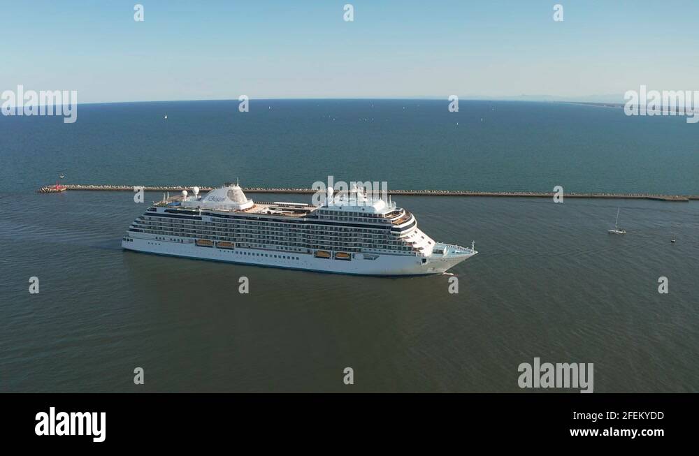 Ship approaching shore Stock Videos & Footage - HD and 4K Video Clips ...