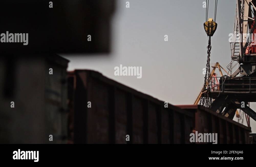 Crane magnet metal Stock Videos & Footage - HD and 4K Video Clips - Alamy