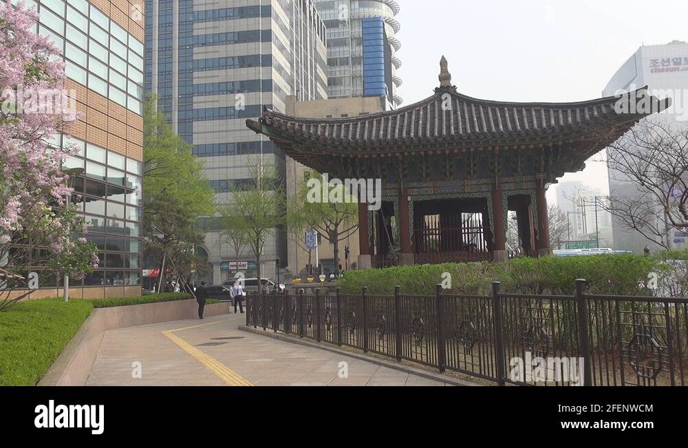 Korean Temple surrounded by modern buildings, Seoul, South Korean Stock ...