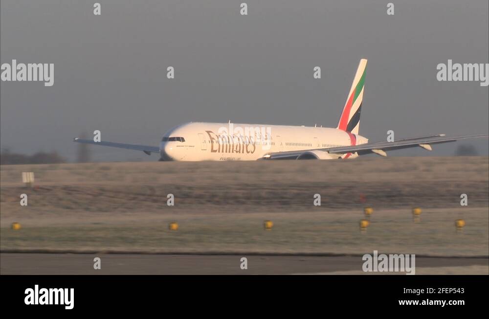 B777 jet Stock Videos & Footage - HD and 4K Video Clips - Alamy