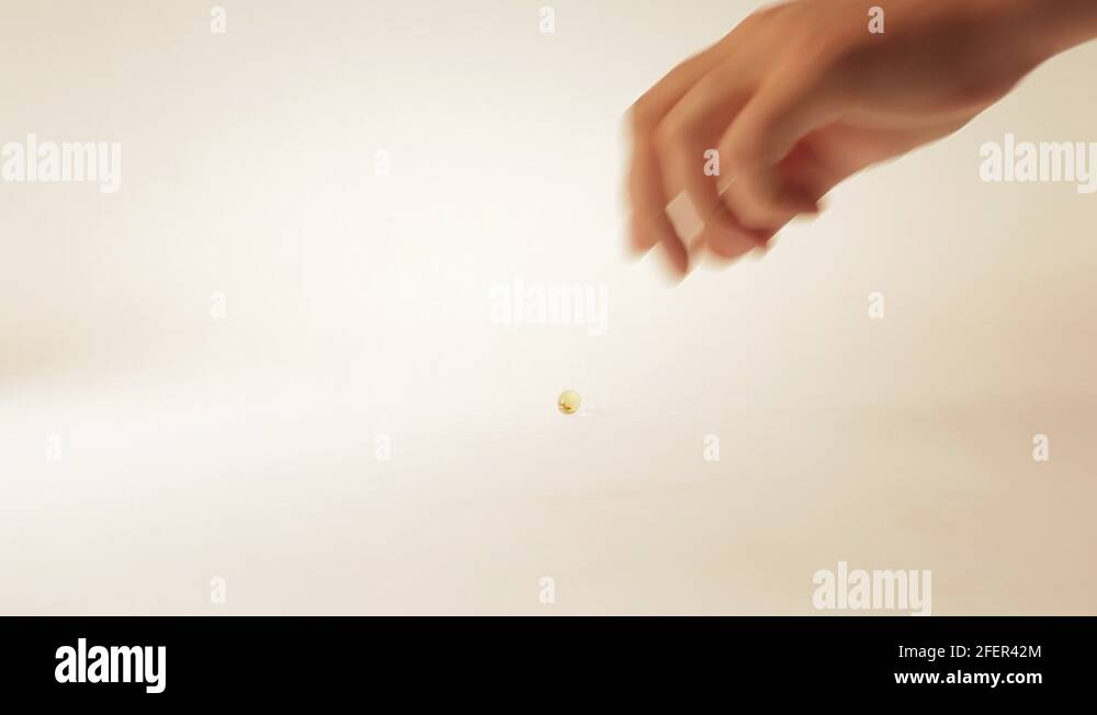 Omega 3 pill Stock Videos & Footage - HD and 4K Video Clips - Alamy