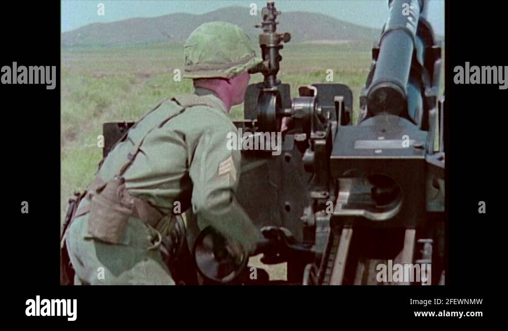 US Artillery 105mm Howitzer Aiming And Loading Stock Video Footage - Alamy