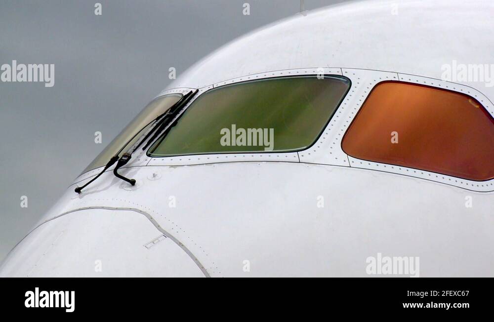 Boeing 787 Dreamliner Exterior Cockpit Windows Stock Video Footage - Alamy