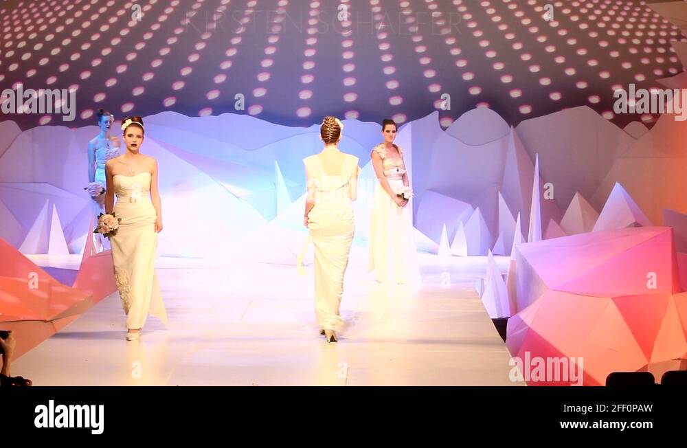 Runway modeling Stock Videos & Footage - HD and 4K Video Clips - Alamy