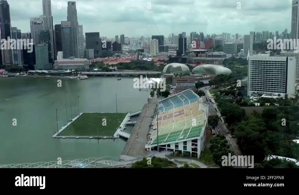 Skyline and marina bay at the esplanade waterfront promenade Stock ...