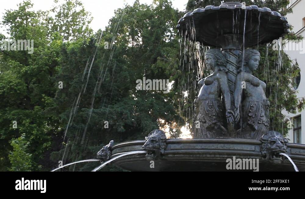Statues falling Stock Videos & Footage - HD and 4K Video Clips - Alamy
