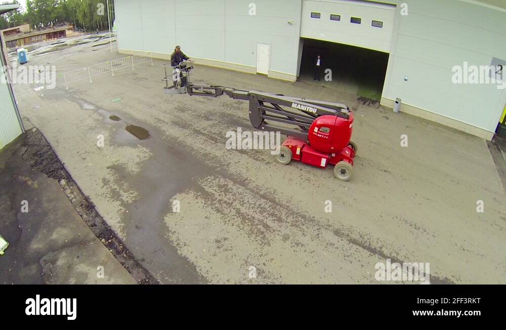 Worker on lift Stock Videos & Footage - HD and 4K Video Clips - Alamy