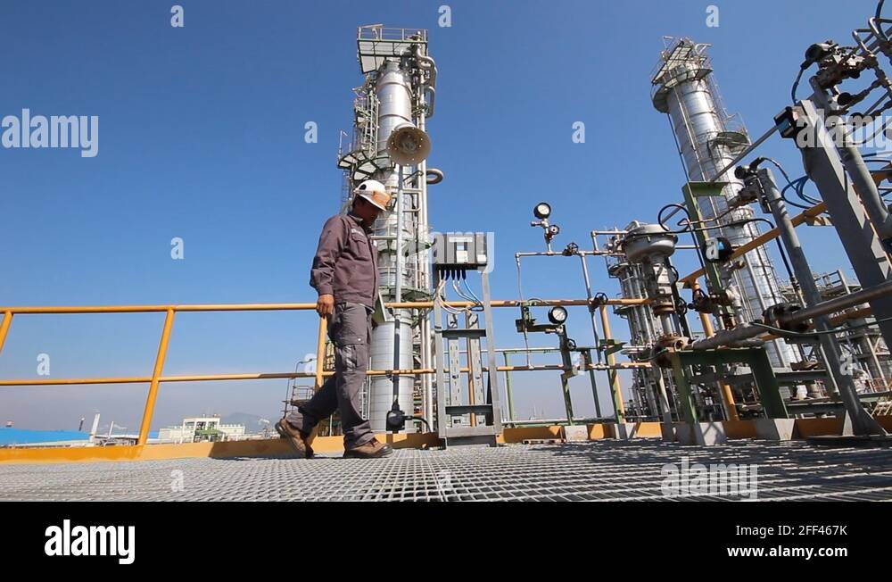 Working in refinery Stock Videos & Footage - HD and 4K Video Clips - Alamy